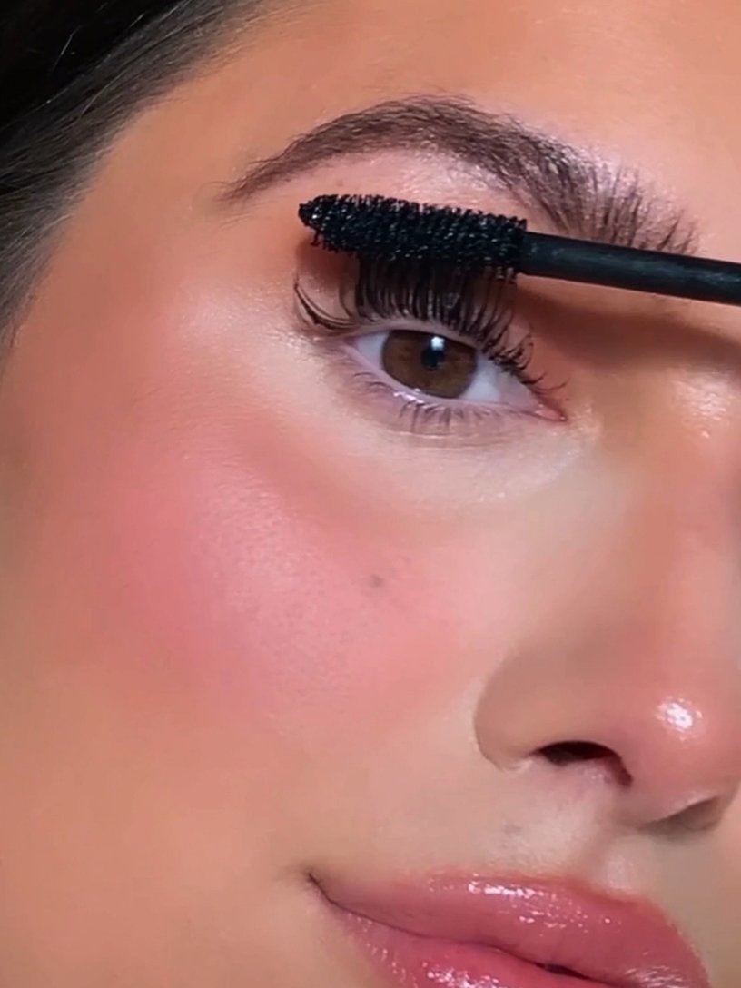 Så här får du långa ögonfransar med Maybelline